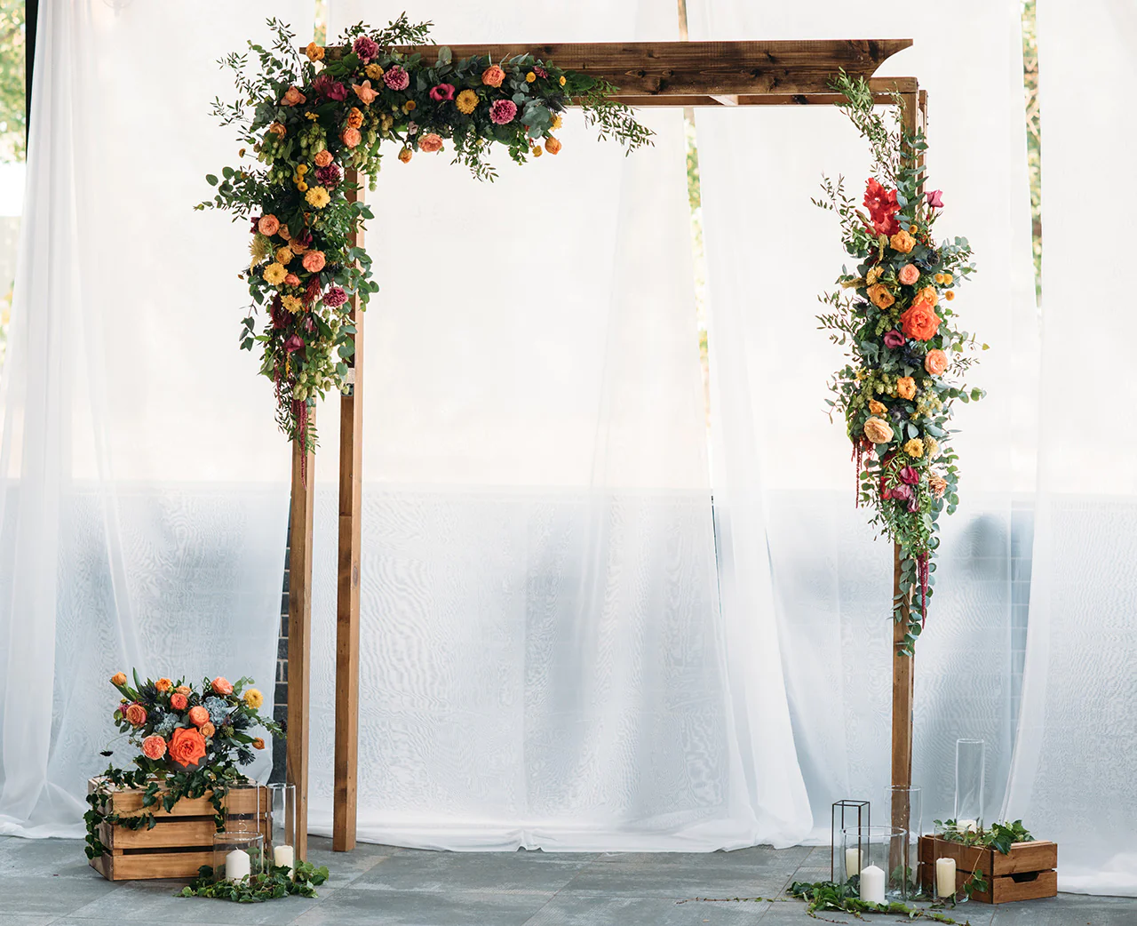 10 voorbeelden van prachtige bloemenbogen voor je bruiloft | Trouwen.nl