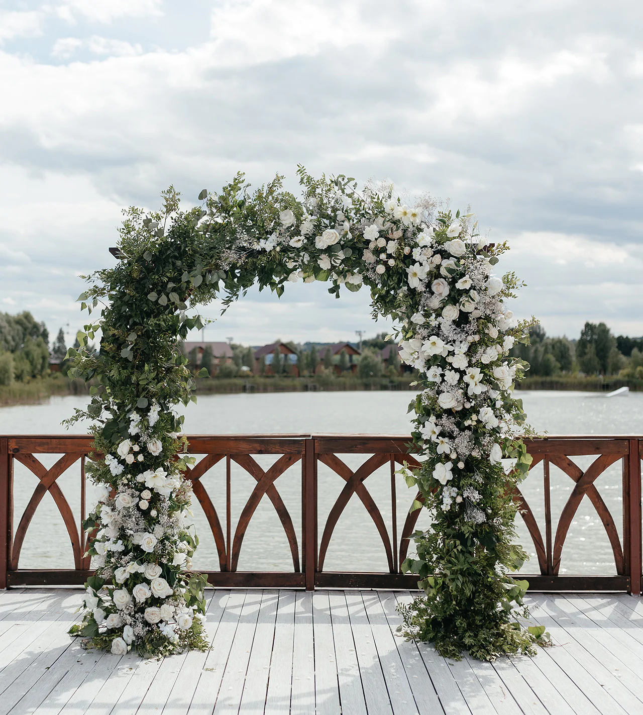 10 voorbeelden van prachtige bloemenbogen voor je bruiloft | Trouwen.nl