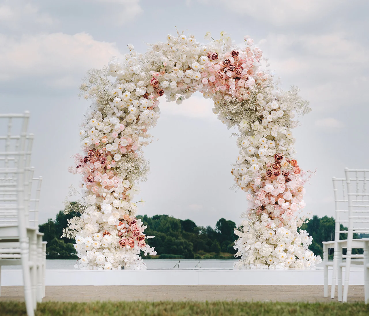 Bruiloft boog maken voor het bruidspaar | Inspiratie voorbeelden | Trouwen.nl