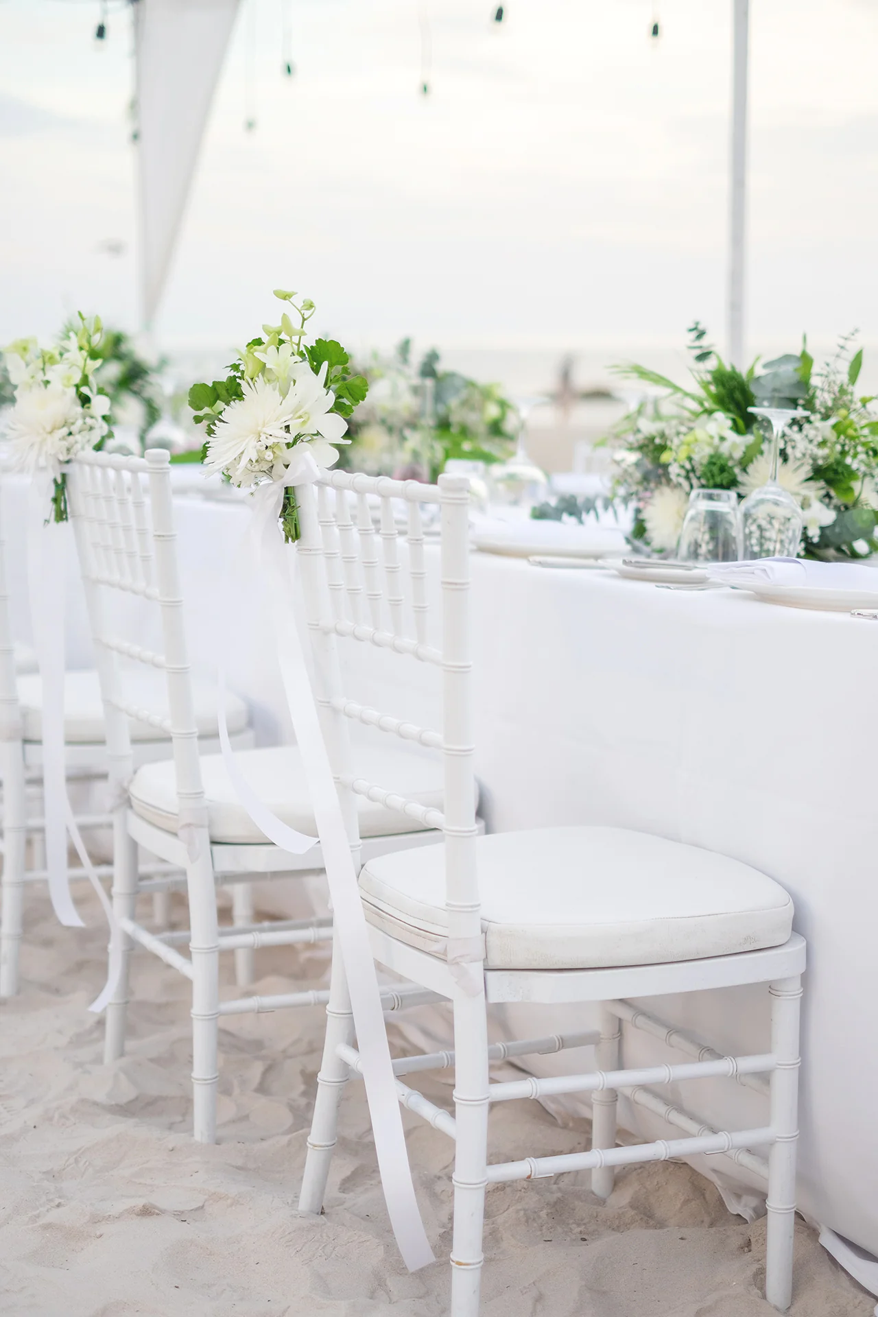 Groene & hangende bloemdecoratie ideeën voor je bruiloft | Trouwen.nl